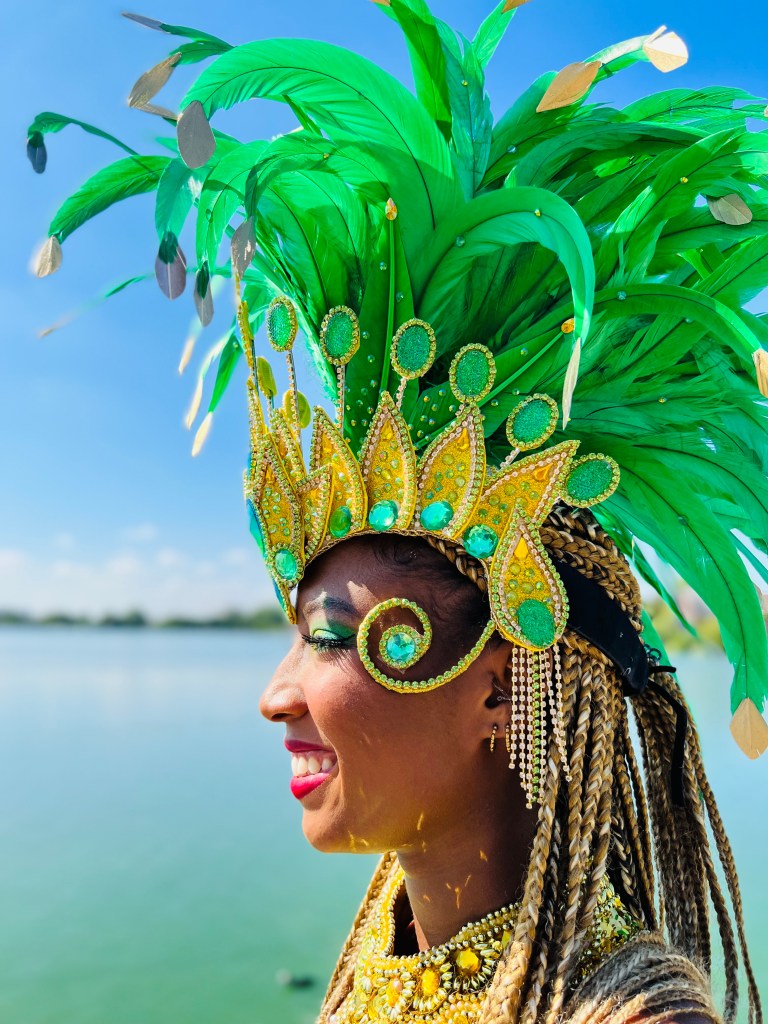 Coiffe Cabaret plumes burlesque Samba Vert or – Atelier Louise Costume